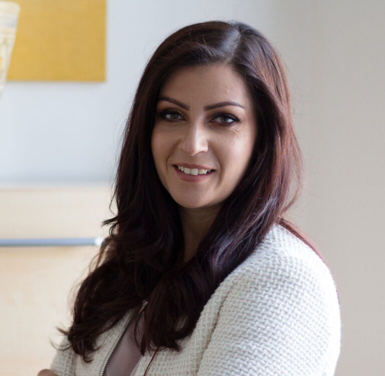 من هي منى دزدار؟ - manhiya.com